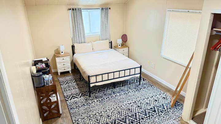 Private Suite & Entrance With Room, Bath & Laundry - Shoreline, WA