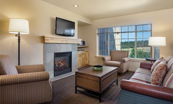 Spacious Running Y Sleeps 8-9 - Klamath Falls, OR