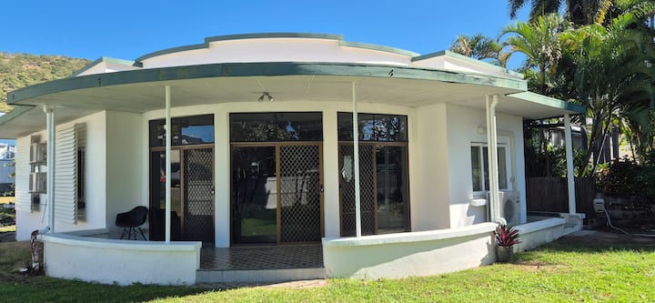 Art Deco Family Retreat - Sleeps 7 - Vincent