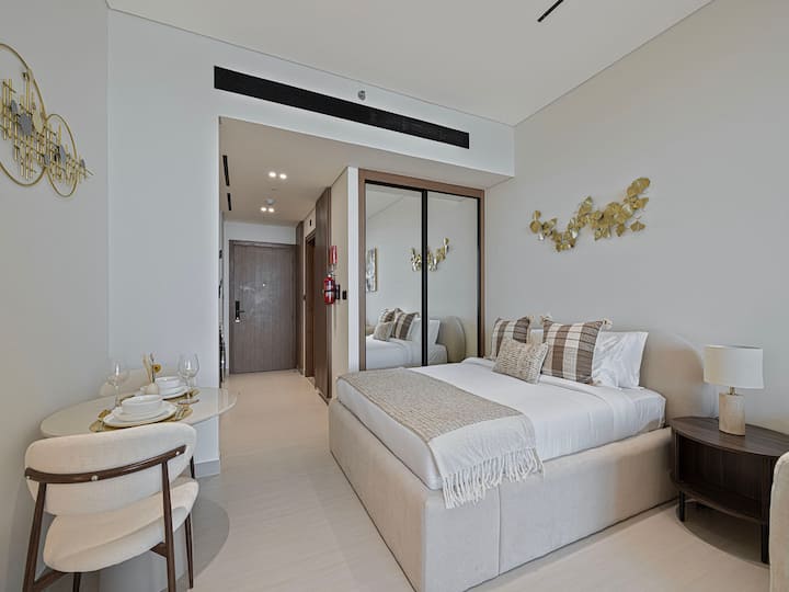 Daniels Studio With Private Jacuzzi & Canal View - Dubai