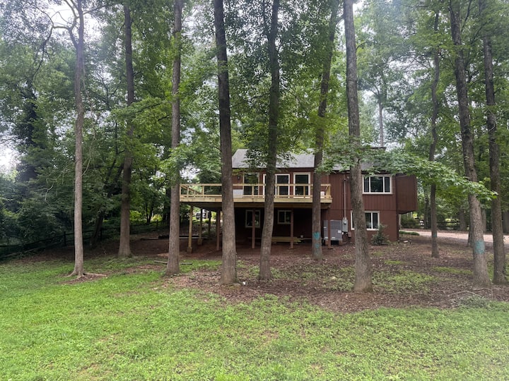 The Treehouse - New London, NC