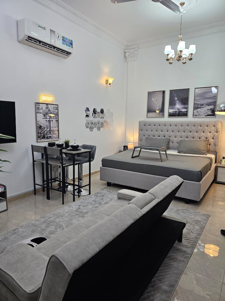 Elegant Grey Studio Room |Free Parking| Gaming - Dubai