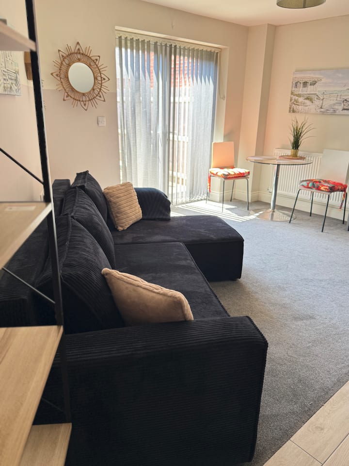 Close To Beach — Sleep 4  Wifi &  Parking - Swansea