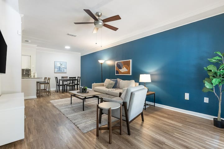 Landing | Chic 2bd, Pool, Gym - Orlando