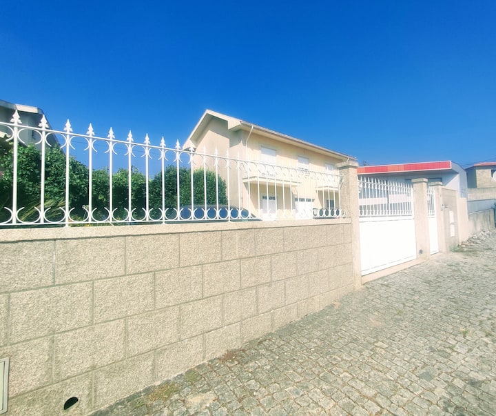 Maison Et Jardin Privée Avec Portail Fermé - Amares