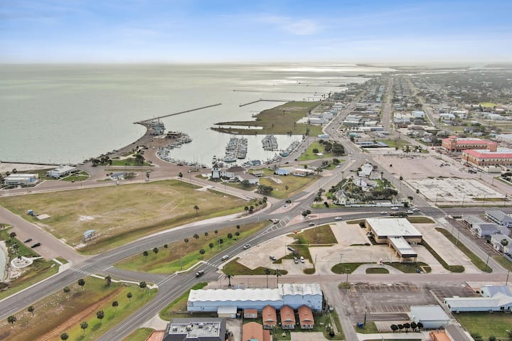 1st Level Pool Front • Kitchen • Walk To Beach - Rockport, TX