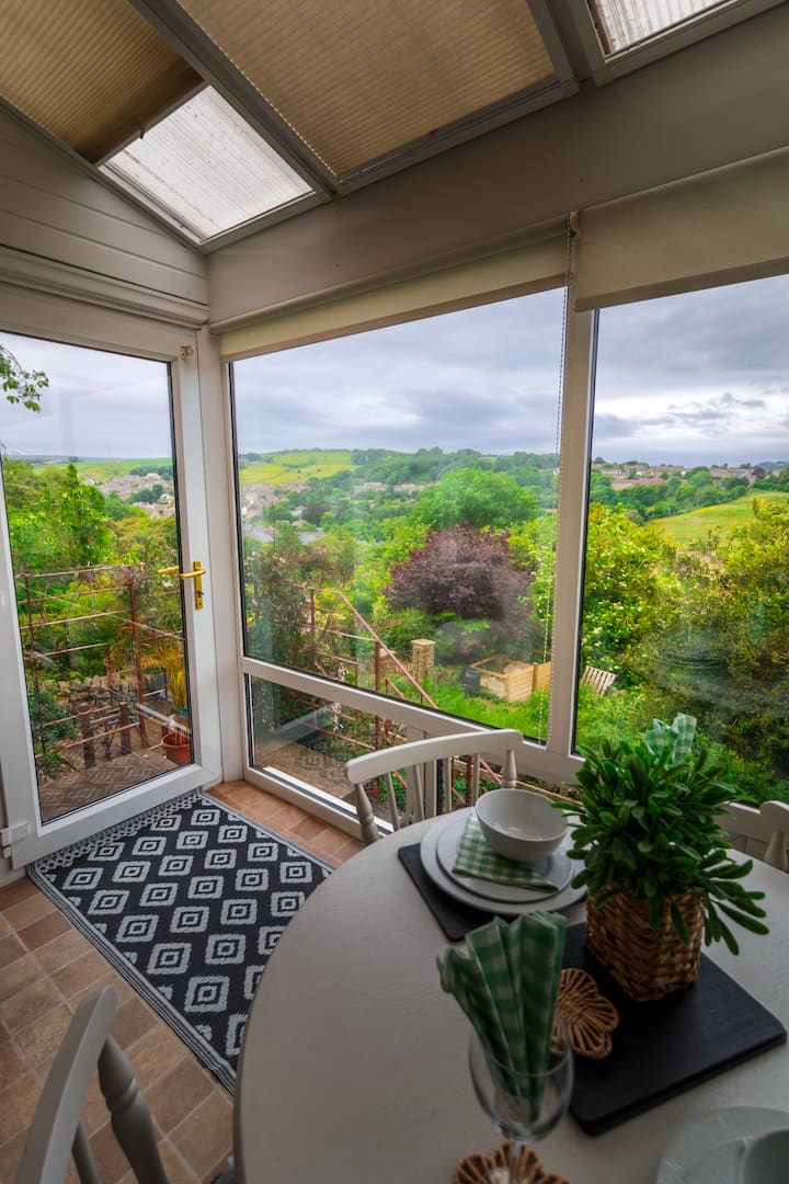 Cosy Haworth Cottage | Garden & Valley Views - Haworth