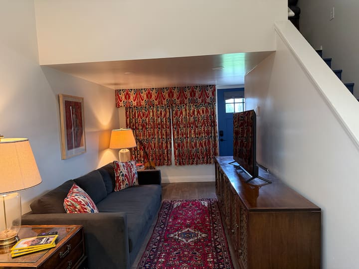 Cozy Artistic Downtown Loft - Cape Girardeau, MO