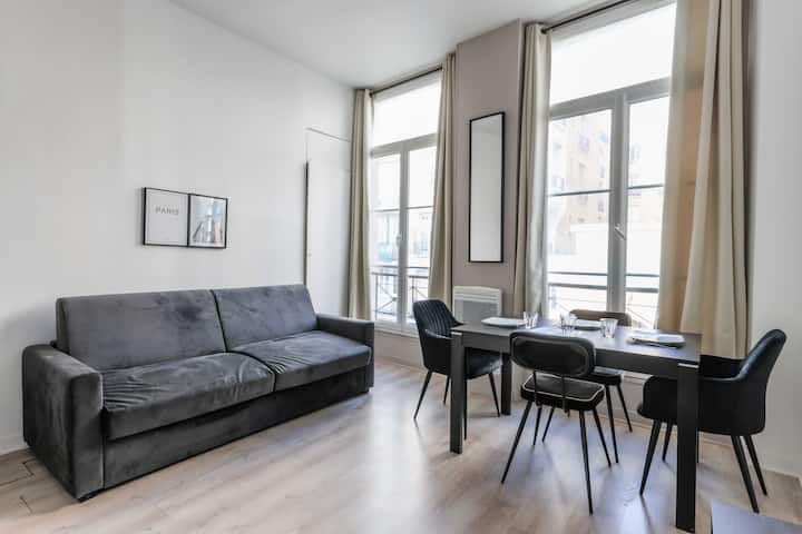 Apartment In Belleville - Where Artists Live - Paris 19e Arrondissement
