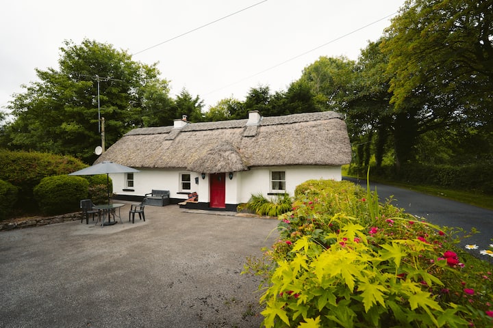 Kitty Kiernan's Thatch Cottage - Longford