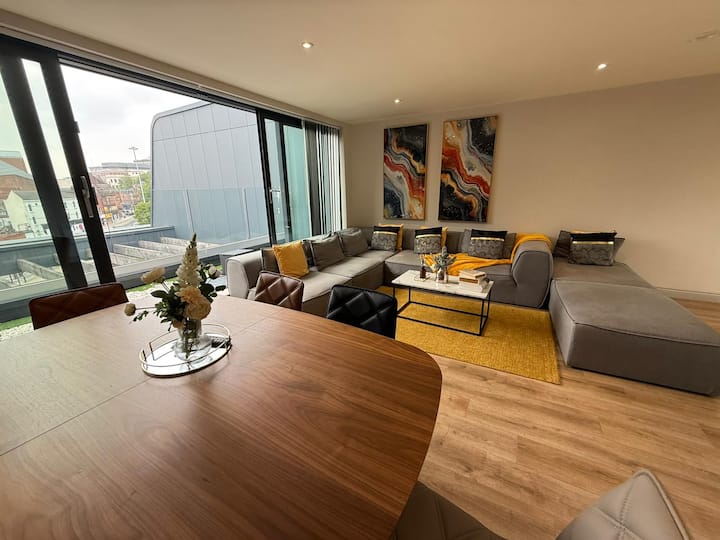 Modern 2 Bed Spacious Leeds Penthouse - Leeds