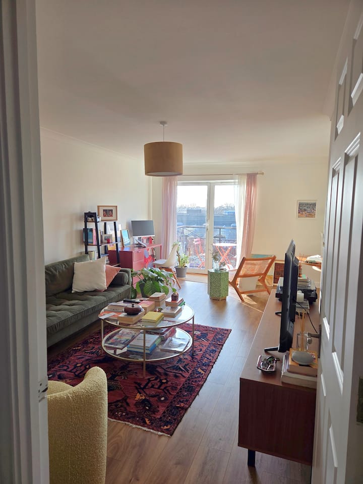 Spacious Canal Side Flat - 런던