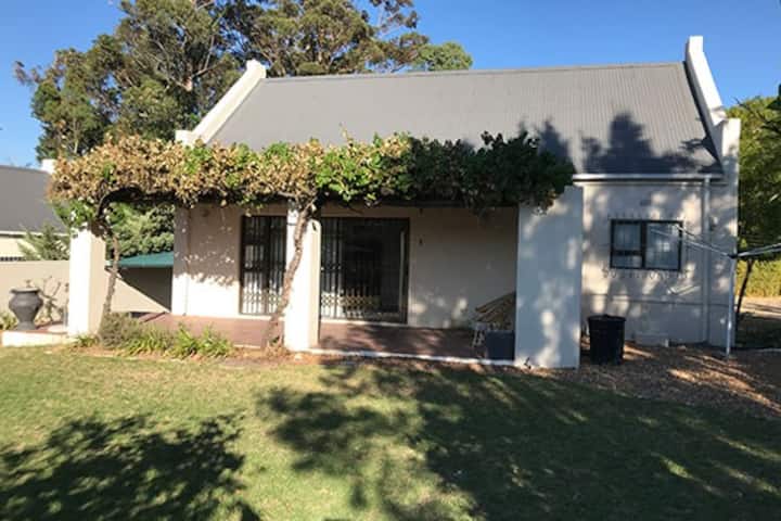 Lauradale Stellenbosch- Rose 2 Bedroom Cottage - Stellenbosch
