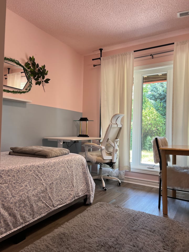 Luxury Large Bedroom With Shared Washroom - Oakville