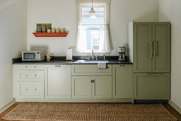 Design-focused House In Historical Cottage Home - インディアナポリス, IN