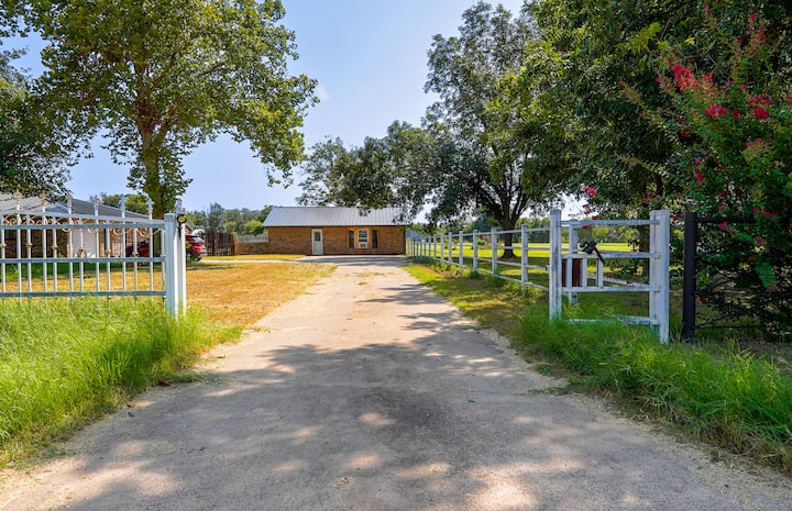 Cozy Farm Retreat W Private Yard, Bring Your Horse - Wichita Falls, TX