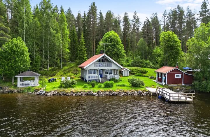 Dalastuga Med Sjötomt - Sweden