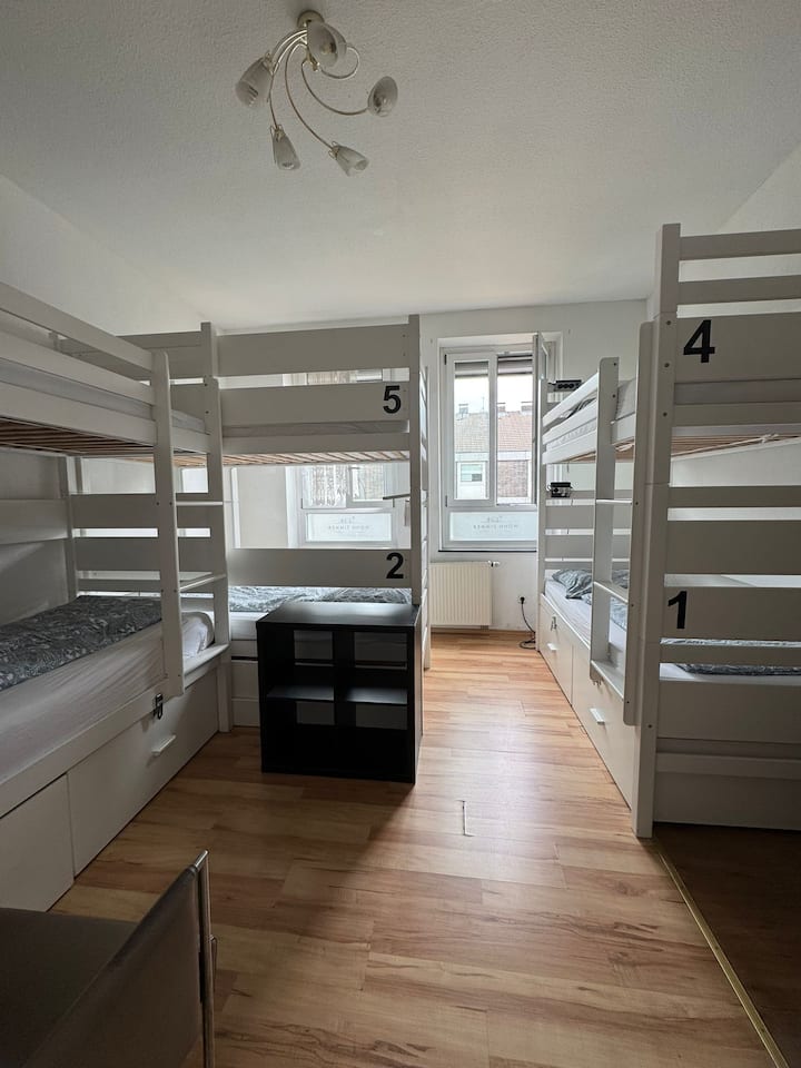 2.4 6 Bed Private Room - Essen