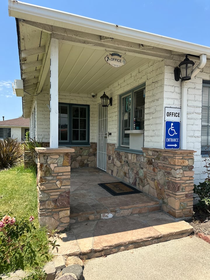 Cozy Route 66 Getaway - Unit 122 - Pomona, CA