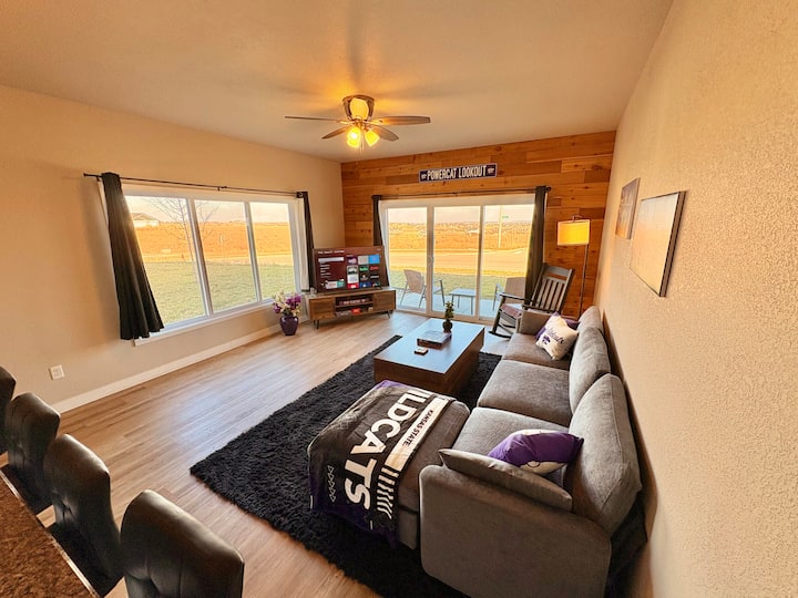 Cozy K-state Getaway + Hilltop Views! - United States