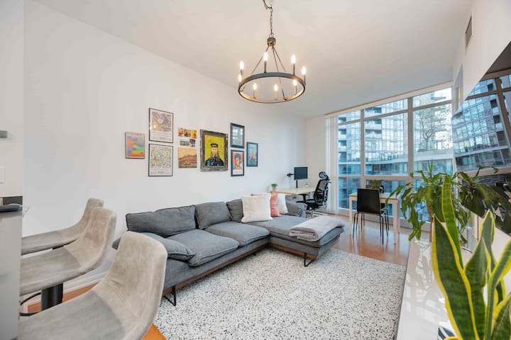 Modern Waterfront Condo | Balcony + Free Parking - Toronto