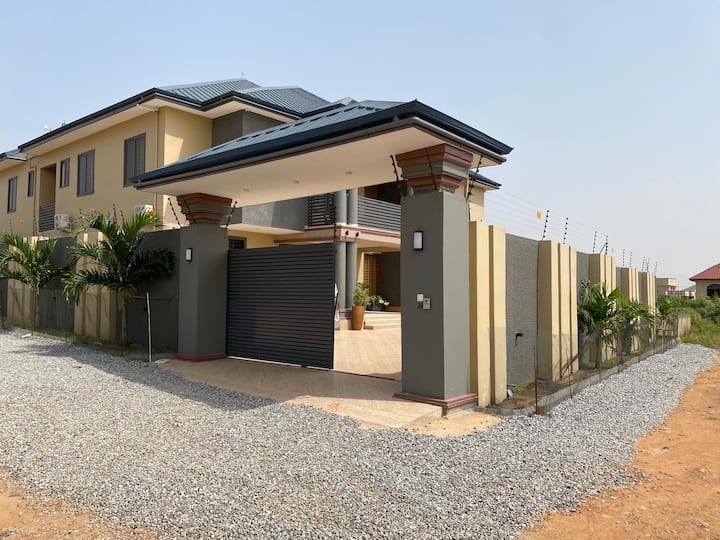 Golden Breeze Villa,5-bedroom With A Private Pool - Ghana