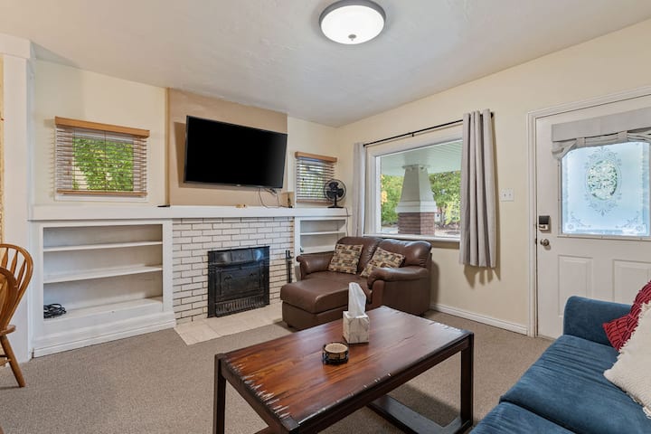 Cozy Country Style Gem Near Liberty Park! - Tracy Aviary & Botanical Gardens