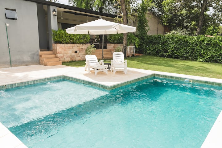 Piscina + Jardín · Casa Familiar Céntrica - Paraguay