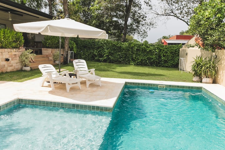 Piscina + Jardín · Casa Familiar Céntrica - Paraguay