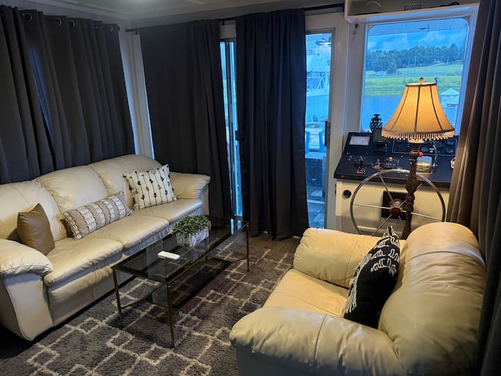 Reel Classy Houseboat - Florence Marina State Park, Omaha