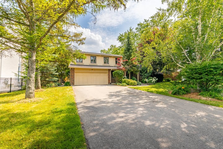 Luxury 4 Bdrm Oasis With Heated Pool & Jacuzzi - Vaughan