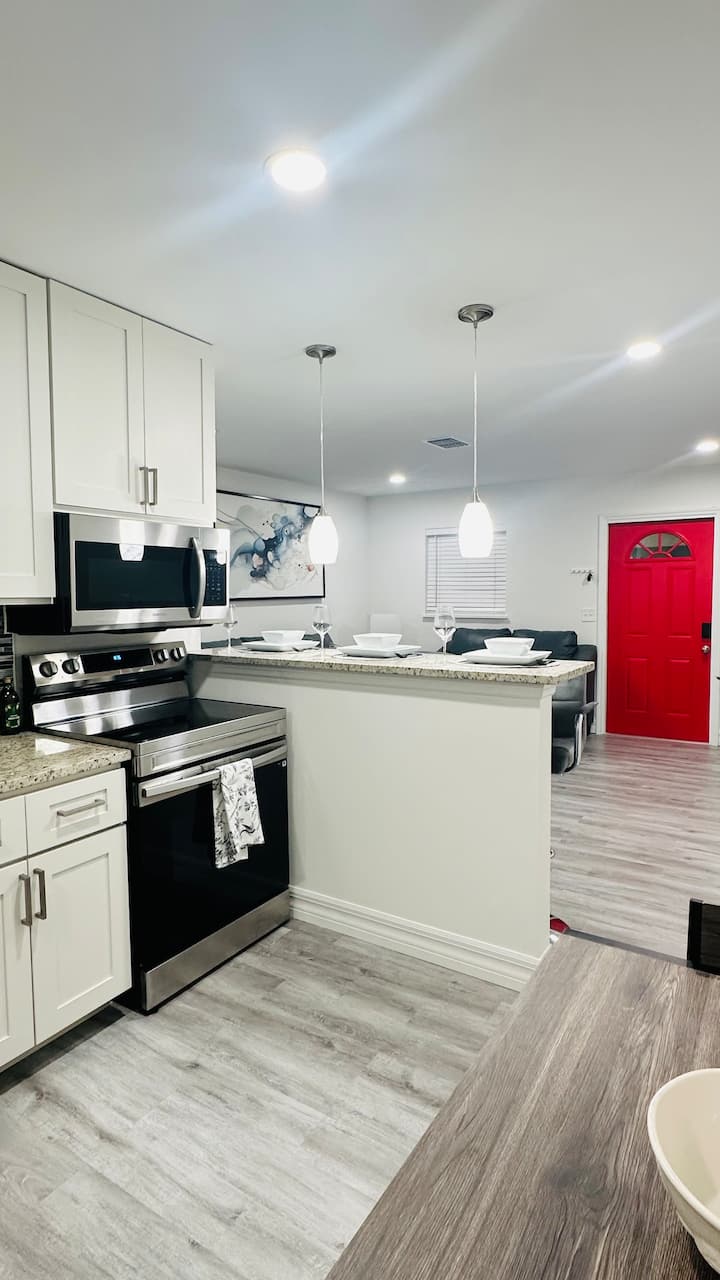 Modern Cozy Unit Near Img & Beaches - Longboat Key, FL