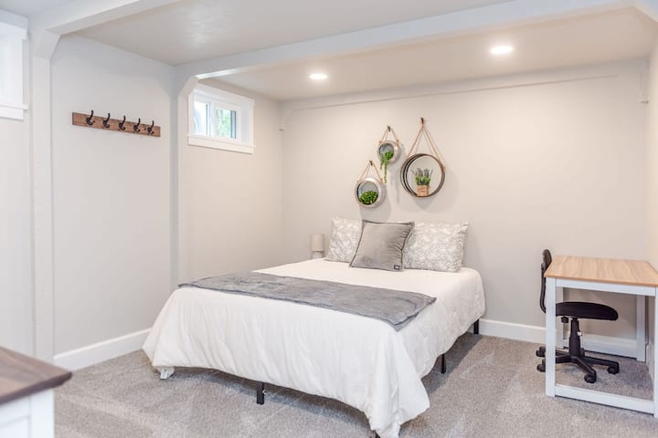 Virginia Lane Retreat @ Pioneer Park. New Remodel! - Billings, MT