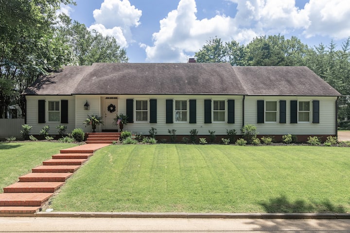 Southern Escape – Walk To The Square And Grove - Oxford, MS