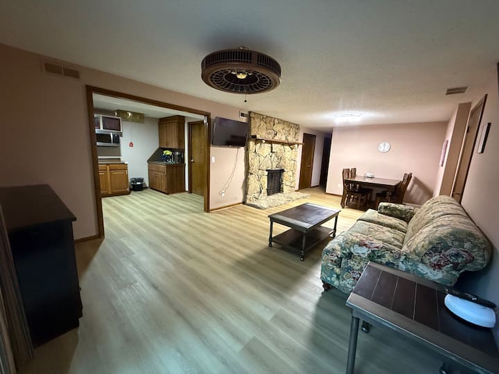 Cozy 2br Basement Suite • Private Entrance - Wichita, KS
