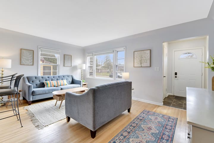 Stylish Sanctuary St. Louis Park 3 Bedroom 2 Bath - Edina, MN