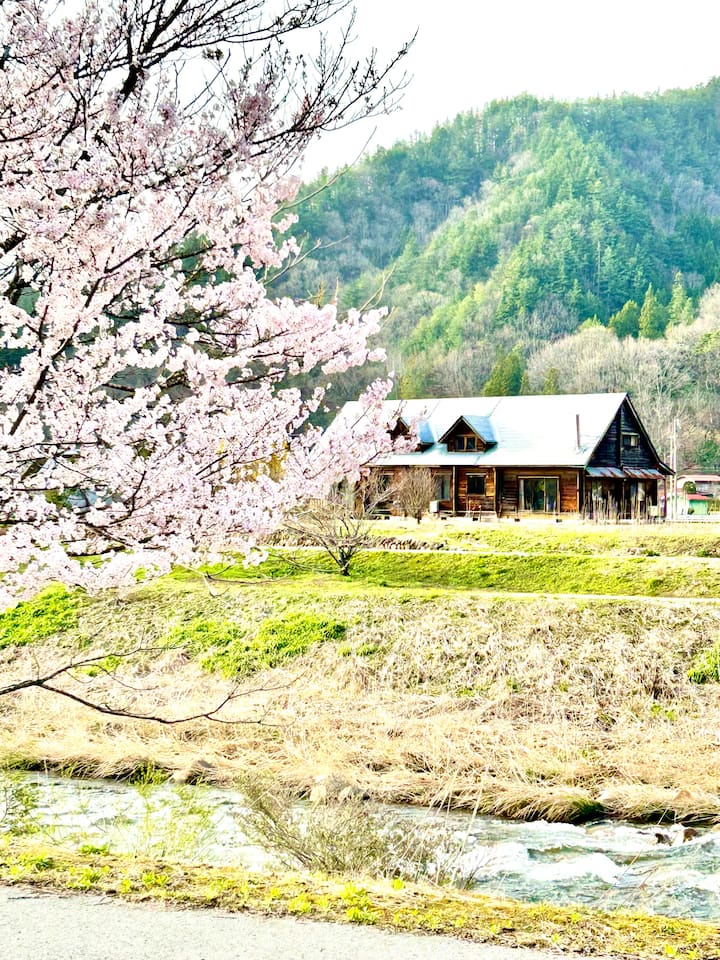 高山の桜と川沿いの一棟貸しログハウス｜広い庭・Bbq・最大14名ok・無料駐車場・静かな立地 - Takayama