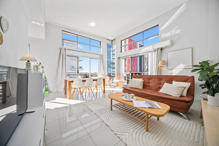 Sunny Top-floor With Dual Balconies & City Views - Liverpool