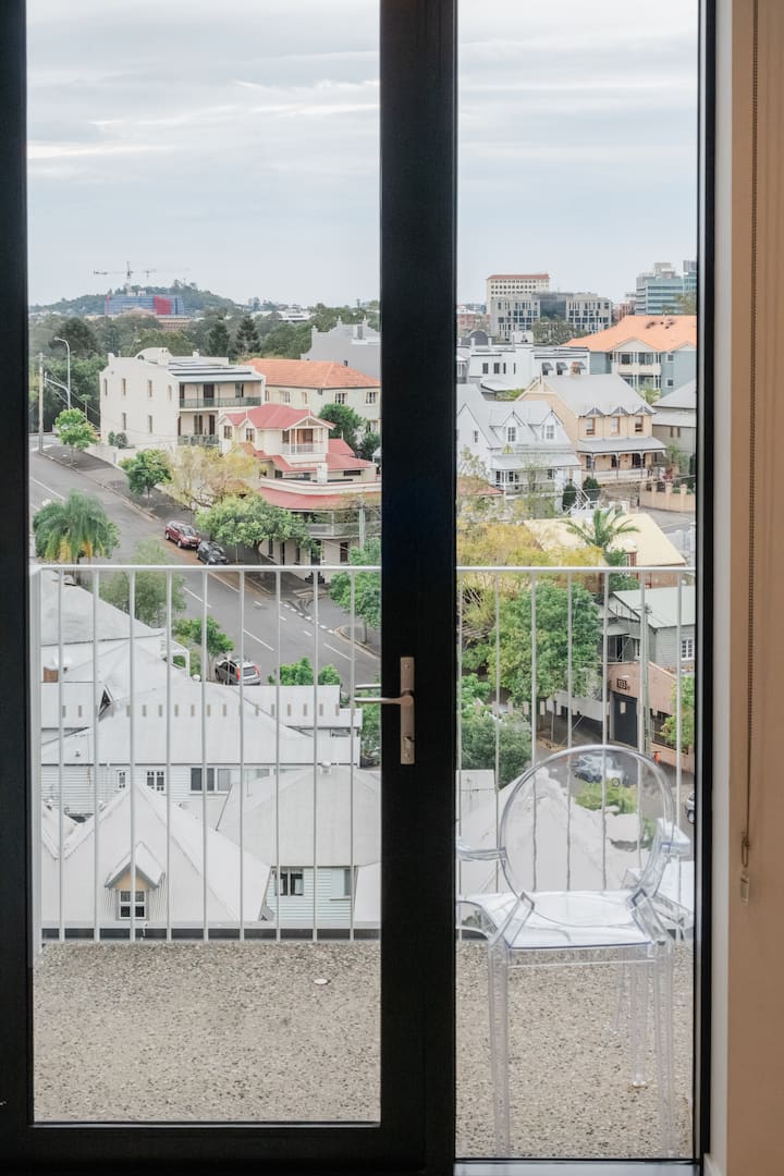Bright Cbd Resort-style Escape - Spring Hill