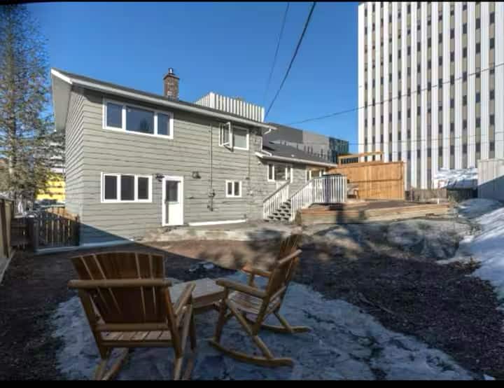 Rm #3 - Ideal Dt Location Near Major Aurora Tours - Great Slave Lake