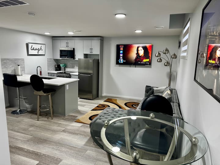 Sleek & Cozy 1-bedroom Basement - Canada