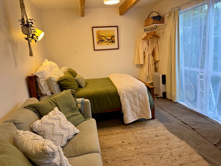 Rustic City Fringe Studio - Wellington