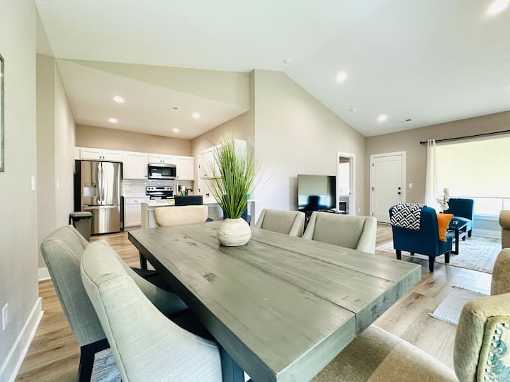*New Spacious Home | Ball Court | Playground - Wichita, KS