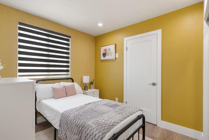 Private Suite • Bath • Hollywood - Hollywood, CA