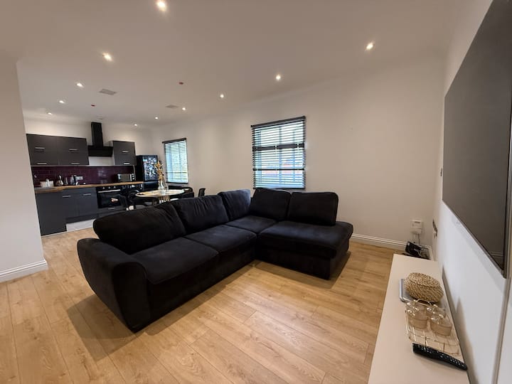 Spacious & Luxury 2 Bed Flat & Roof - Sleeps 6 + - Dartford