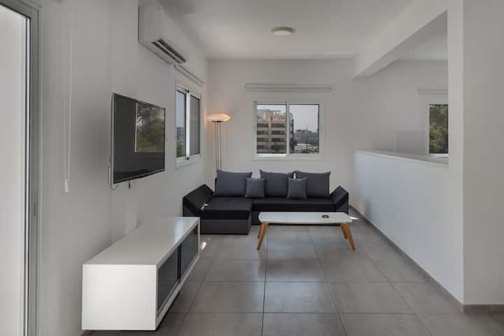 Phaedrus Living: City View Flat Harbour 04 - Larnaca