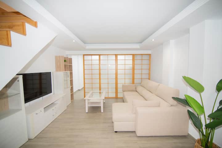Stylish 3-bedroom Getaway With Terrace & Pool - Novo Sancti Petri