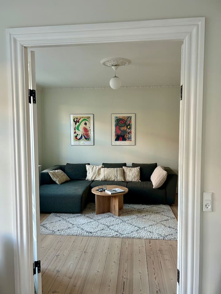 Stor & Charmerende Lejlighed. -
