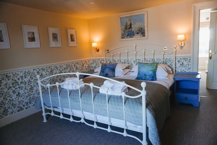 Deluxe Two-bedroom Suite At The Market Tavern 4*aa - Witney