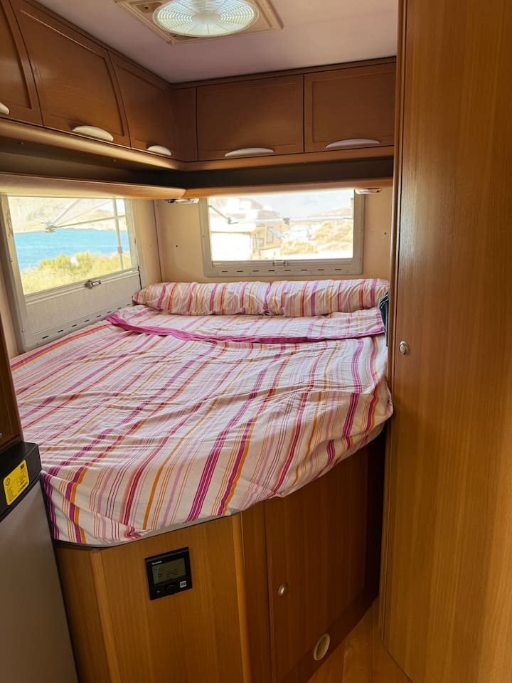 Autocaravana En Parado Por Noche - Garrucha